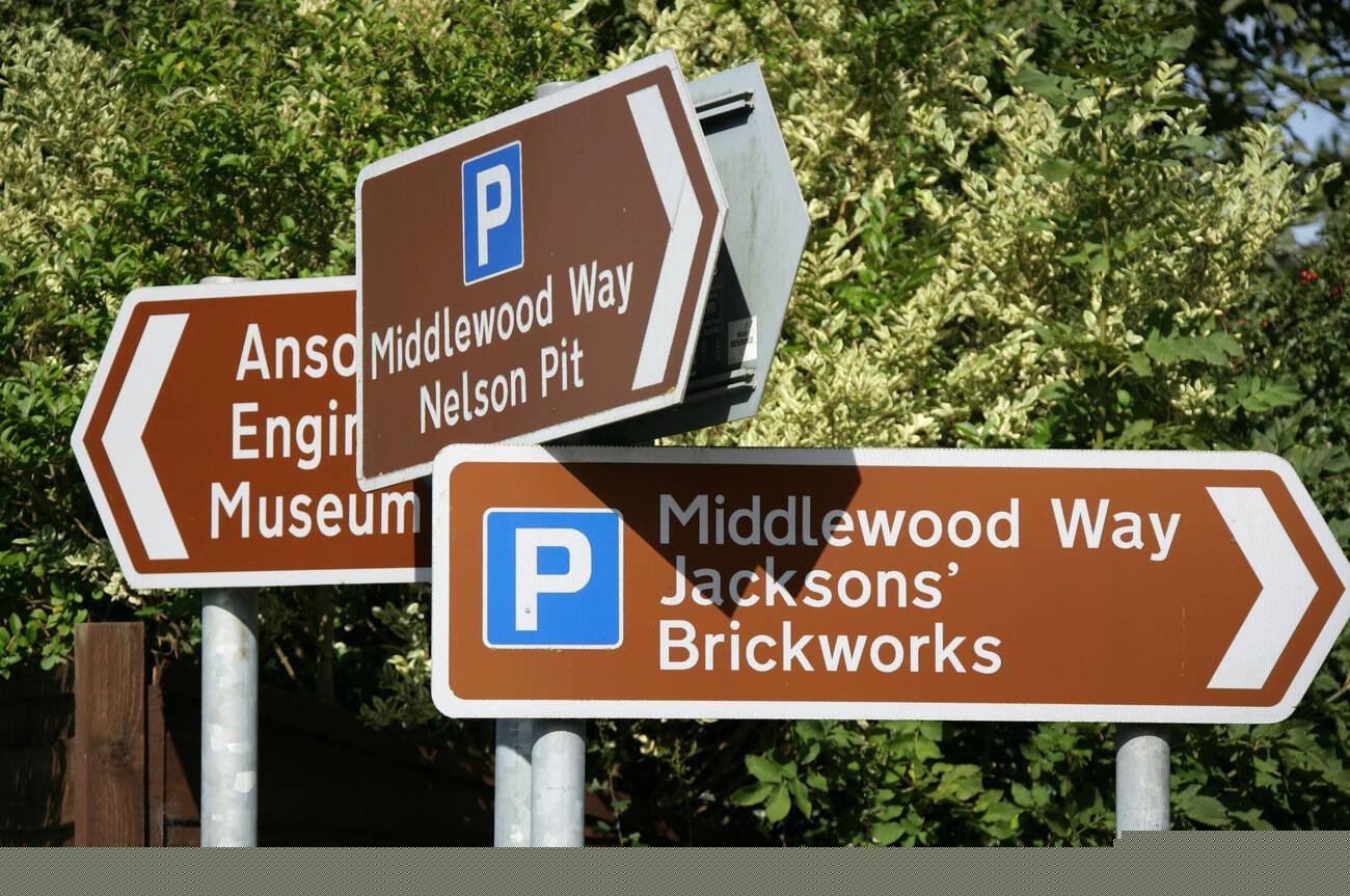 Guide and Service Road Signs | Finding Your Way on US Roads